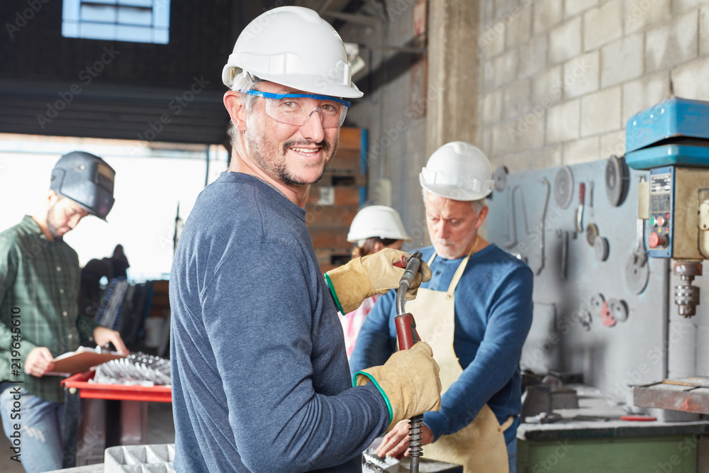 Arbeiter mit Helm und Schutzbrille Stock Photo | Adobe Stock