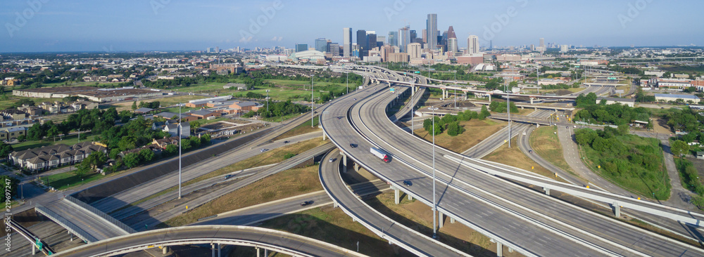 Foto de Panorama aerial view Houston downtown and interstate 69 highway ...