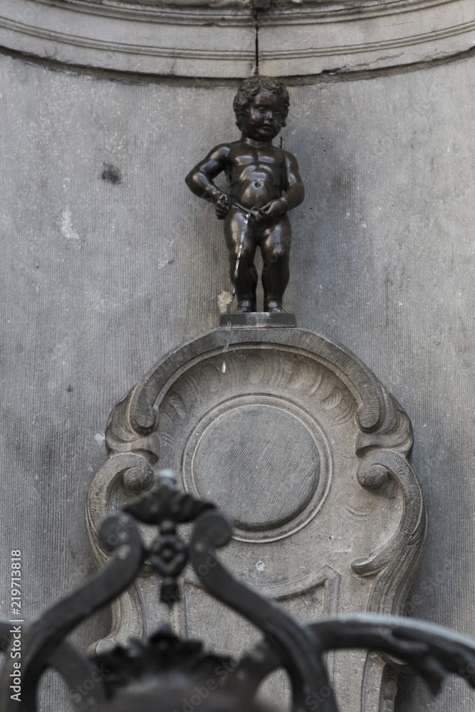 Manneken Pis, famous small bronze sculpture in Brussels, Belgium Stock ...