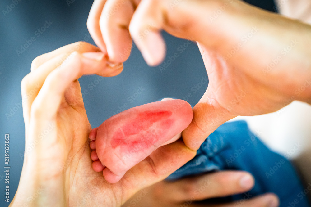 Foto de kissing baby feet with kiss print, cute baby foot kissing with ...