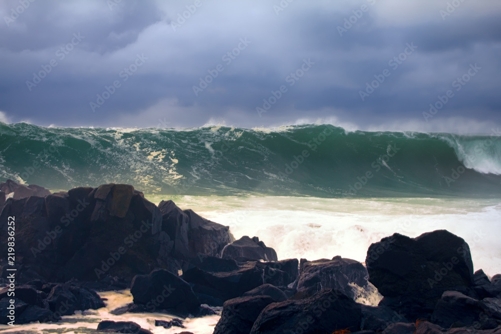 Wall of water like tsunami - turbulent waves of Pacific ocean Stock ...