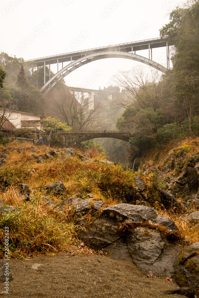 Multiple steel and contrete arched bridges transverse through the ...