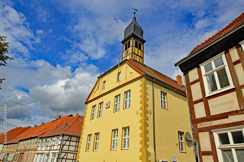 Lenzen: Rathaus mit Einzeigeruhr (1713, Brandenburg) Stock-Foto | Adobe ...