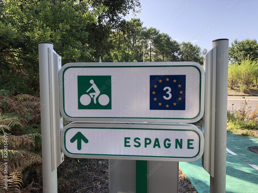 panneau de signalisation piste cyclable Stock Photo | Adobe Stock