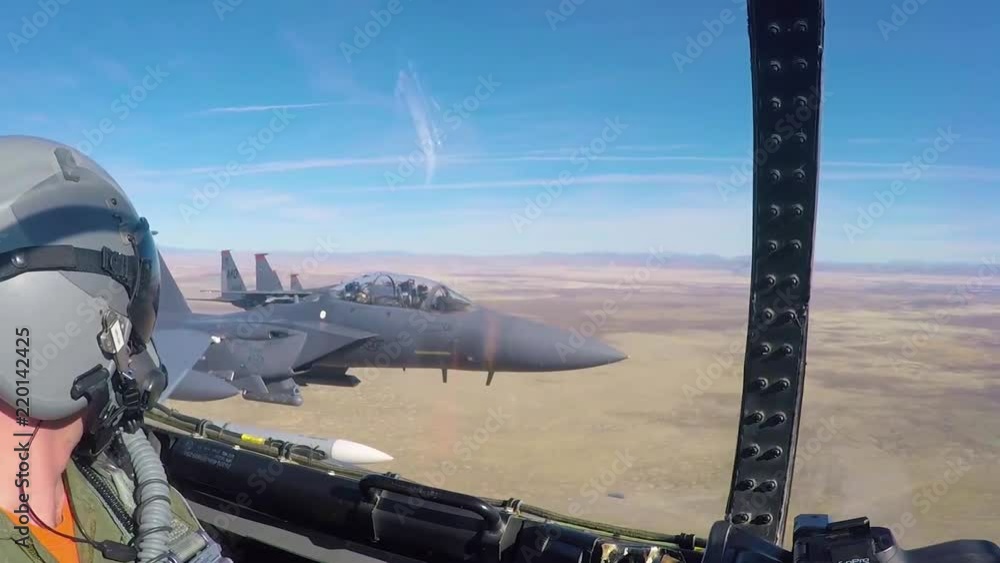 POV from inside of a fighter jet as it flies in formation. 素材庫影片 ...