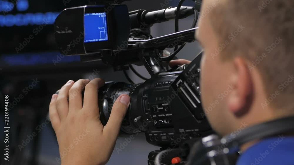 Camera operator working with a cinema broadcast TV camera Stock ビデオ ...