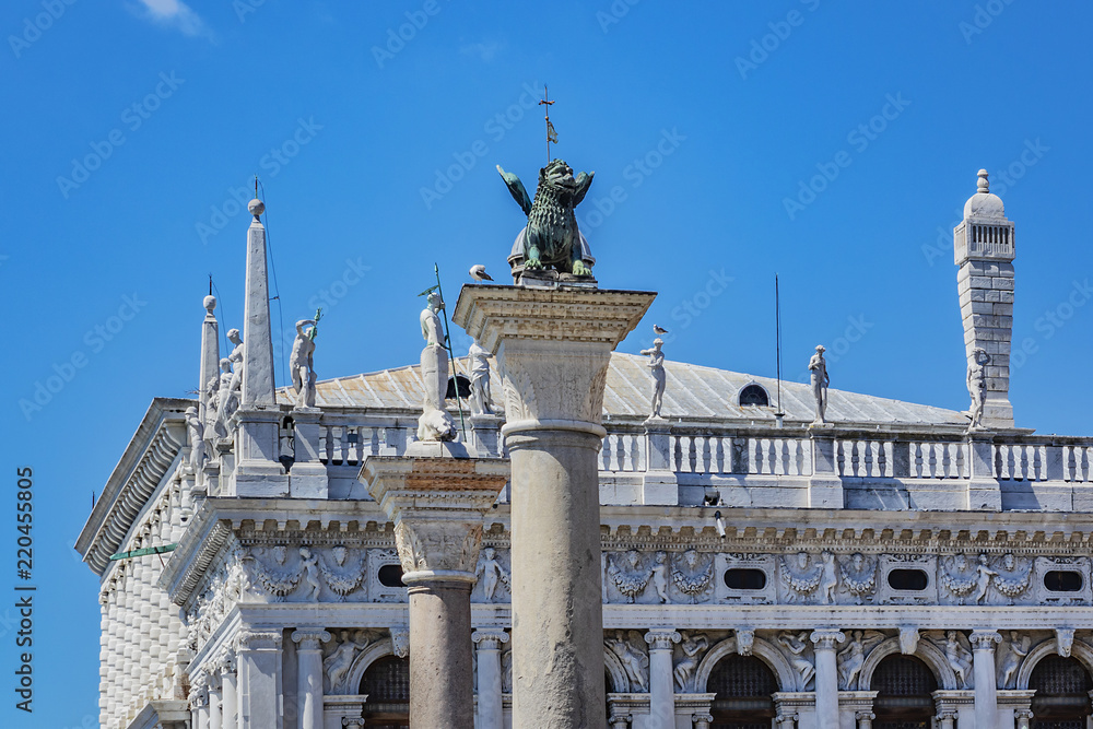 Lion of Venice at Ancient column (1268), bronze winged lion sculpture ...