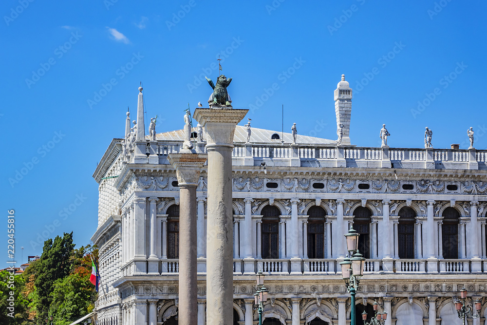 Lion of Venice at Ancient column (1268), bronze winged lion sculpture ...