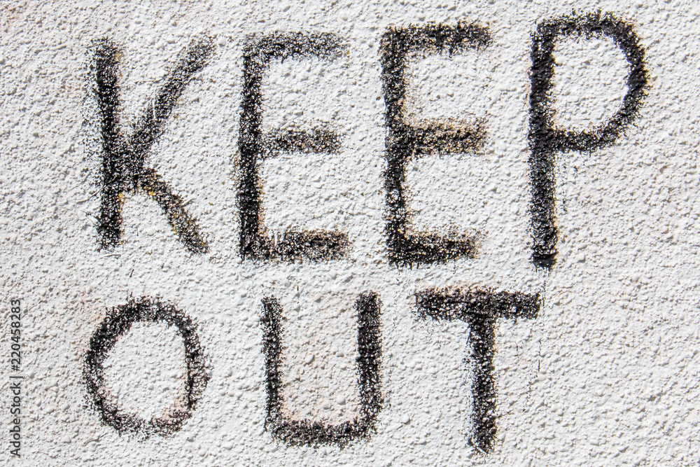 Hintergrund - grob verputzte Wand mit Keep Out Graffiti Stock-Foto ...