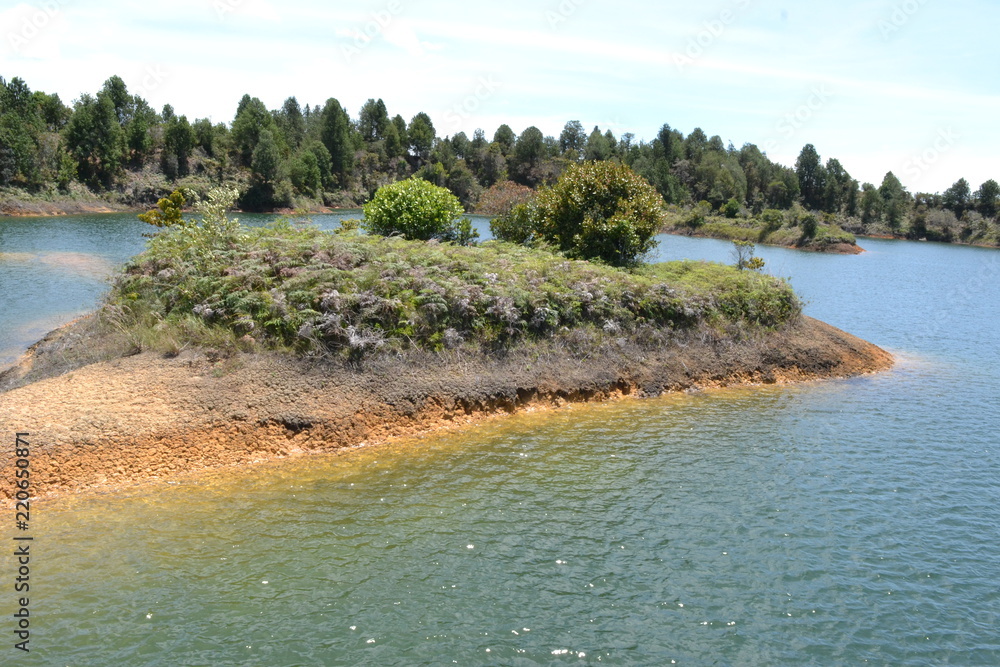 playa isla itsmo agua montaña naturaleza arboles lago mar rio cielo ...
