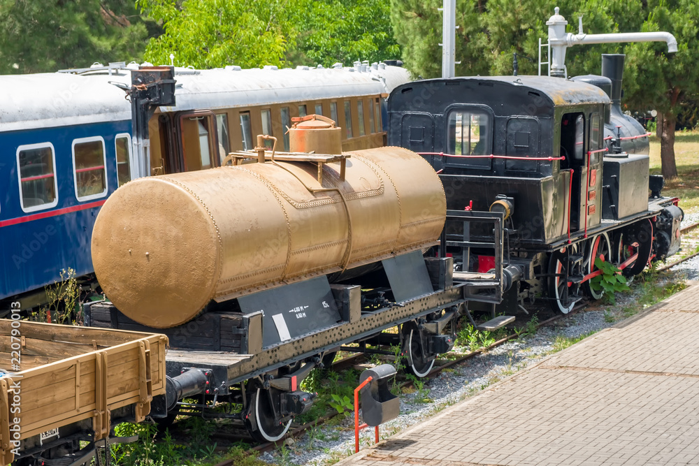 Foto de An old shunting steam locomotive with a towed railway tanker ...