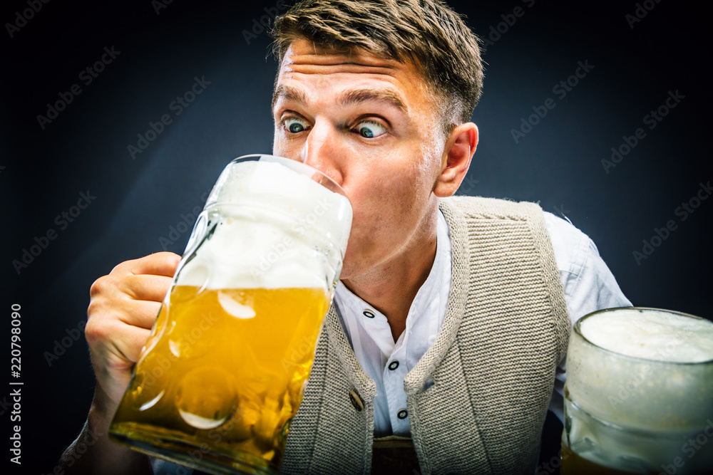 Oktoberfest, Mann in Bayerischer Tracht mit Bier Krug Stock Photo ...