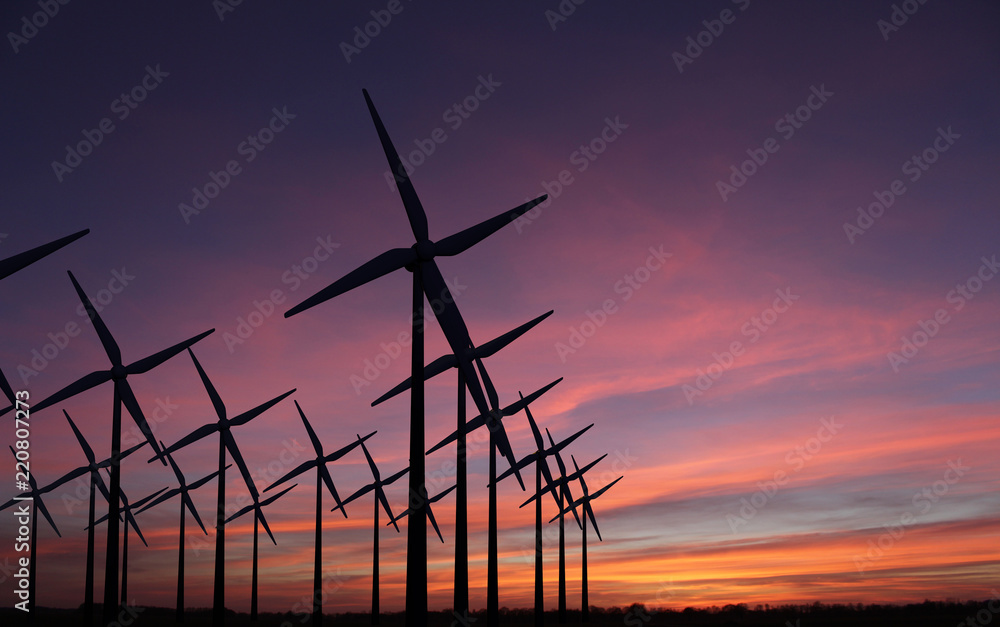 Windmolens tegen een avond lucht - park met veel wind molens Stock ...