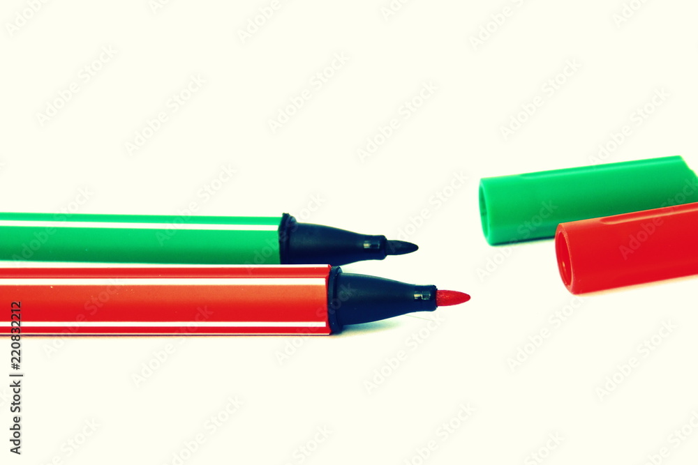 stylo feutre,rouge et vert,isolé,fond blanc foto de Stock | Adobe Stock