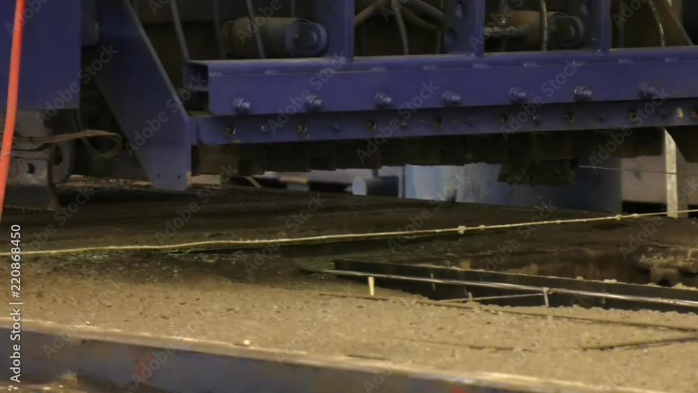 Stockvideon Filling the formwork with a Concrete spreader.The concrete ...