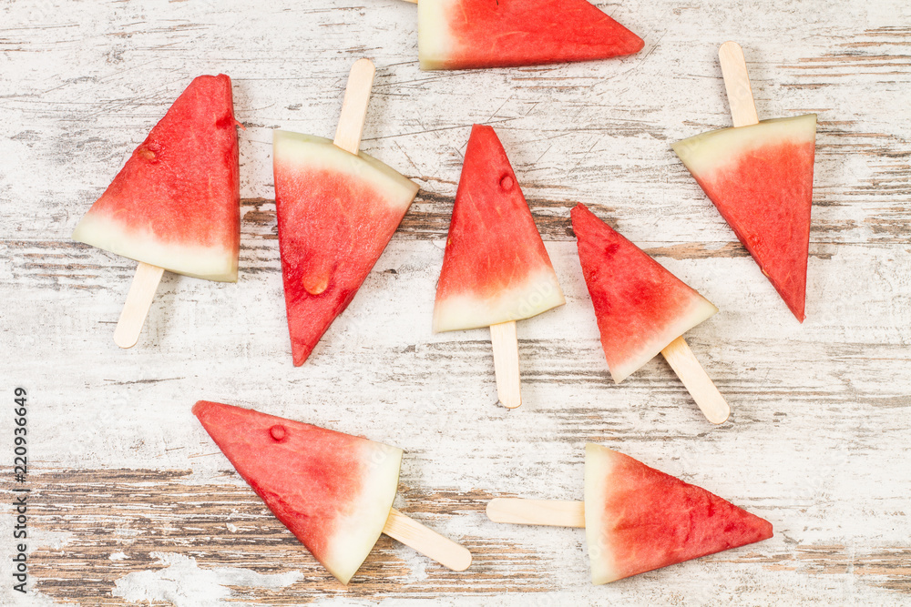 Sandía cortada en forma de triángulo simulando helados sobre un fondo ...