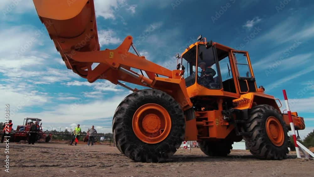 Video „Wheel loader with lifting excavator bucket moving on ...