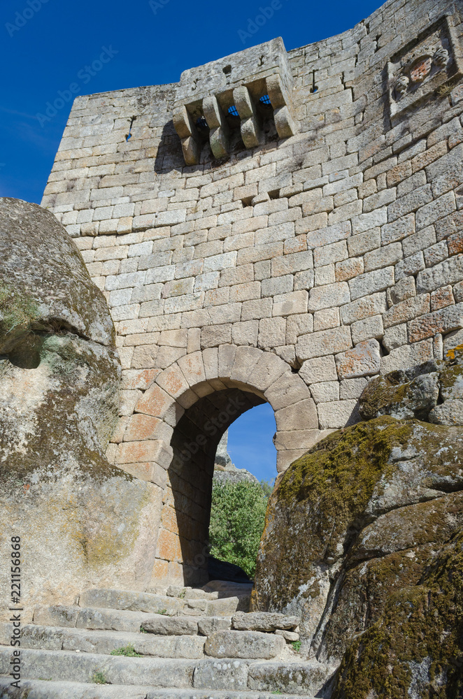 Entrada al castillo románico de Sortelha, Sabugal. Portugal. Stock ...
