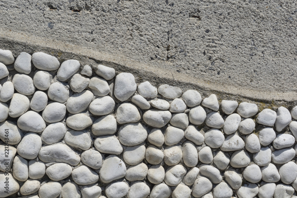 muro decorato con sassi bianchi Stock Photo | Adobe Stock
