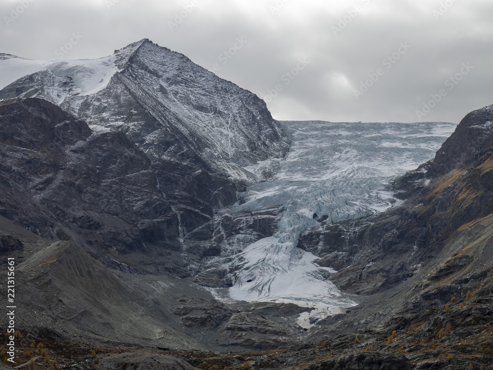 Suisse. Le barrage et le glacier de Moiry dominés par le massif du ...