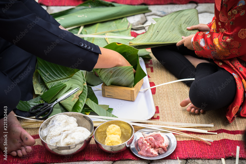Foto de The son learning to make Chung cake by hands with his father ...