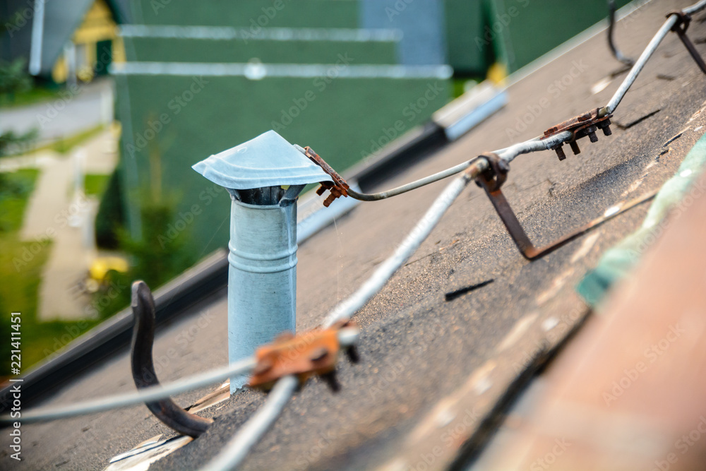 Blitzableiter auf dem Dach Stock Photo | Adobe Stock