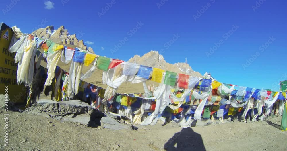 the strained prayer flags of the Lung at the Pass Fatula Stock 비디오 ...