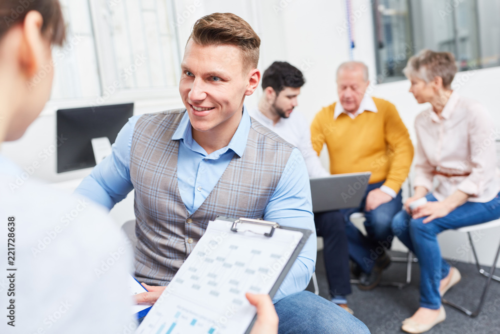 Berater bespricht Konzept und Strategie Stock Photo | Adobe Stock