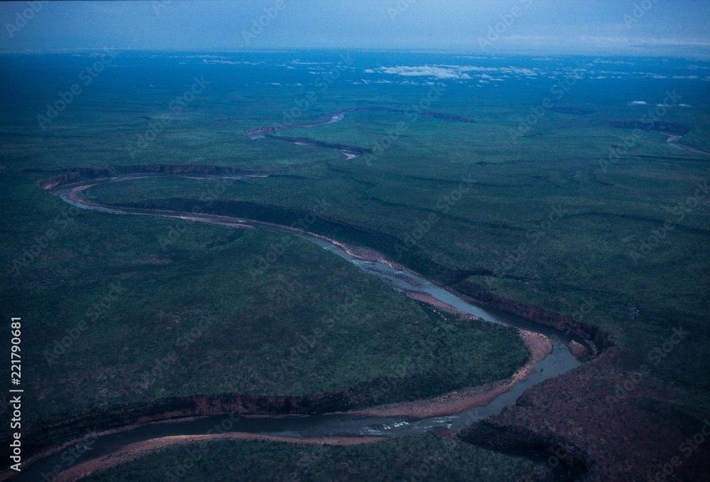 Veduta aerea di un fiume serpentino in un ambiente selvaggio e ...