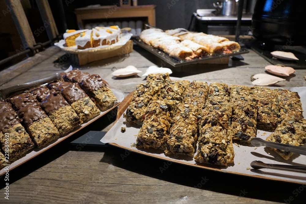 Kuchen, brot und semmel in einer Bäckerei in der schweiz Stock Photo ...