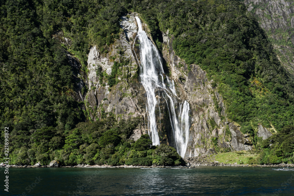 Foto de Stirling Falls in Milford Sound, New Zealand - Eight World ...