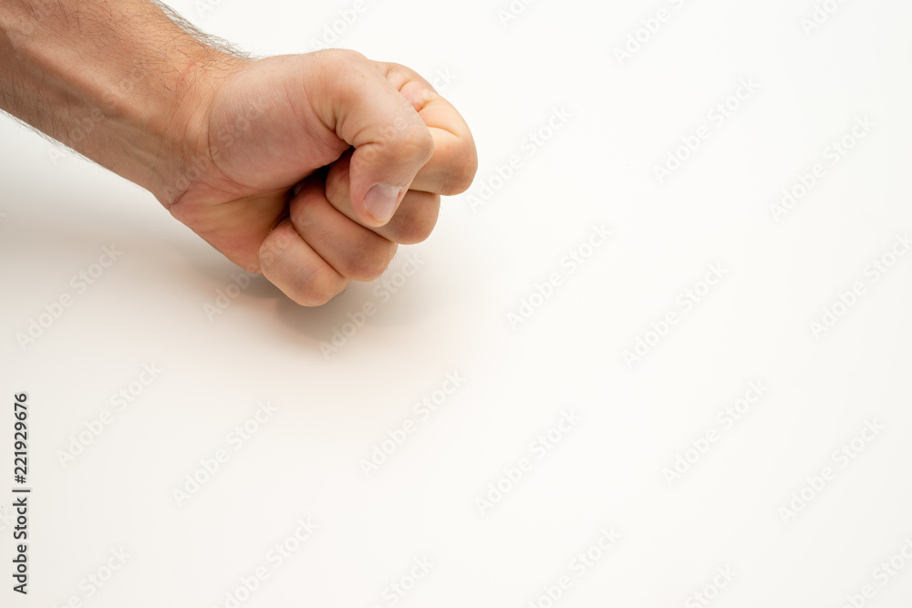 Hand zur Faust gebaballt auf weißem Hintergrund. Symbolisiert Gewalt ...
