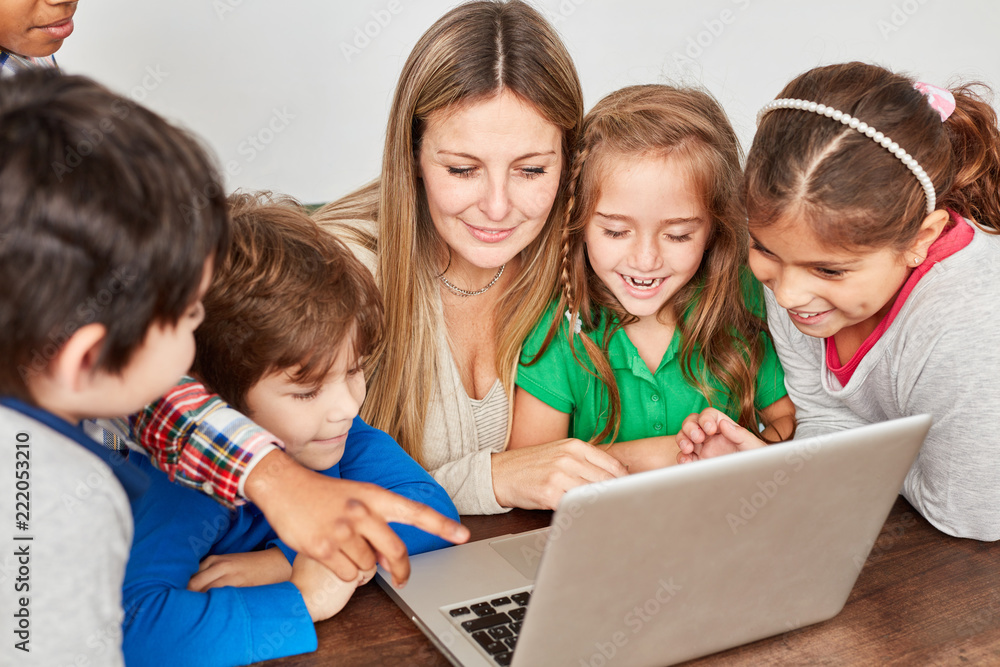 Schüler haben Spaß am Laptop PC Stock Photo | Adobe Stock