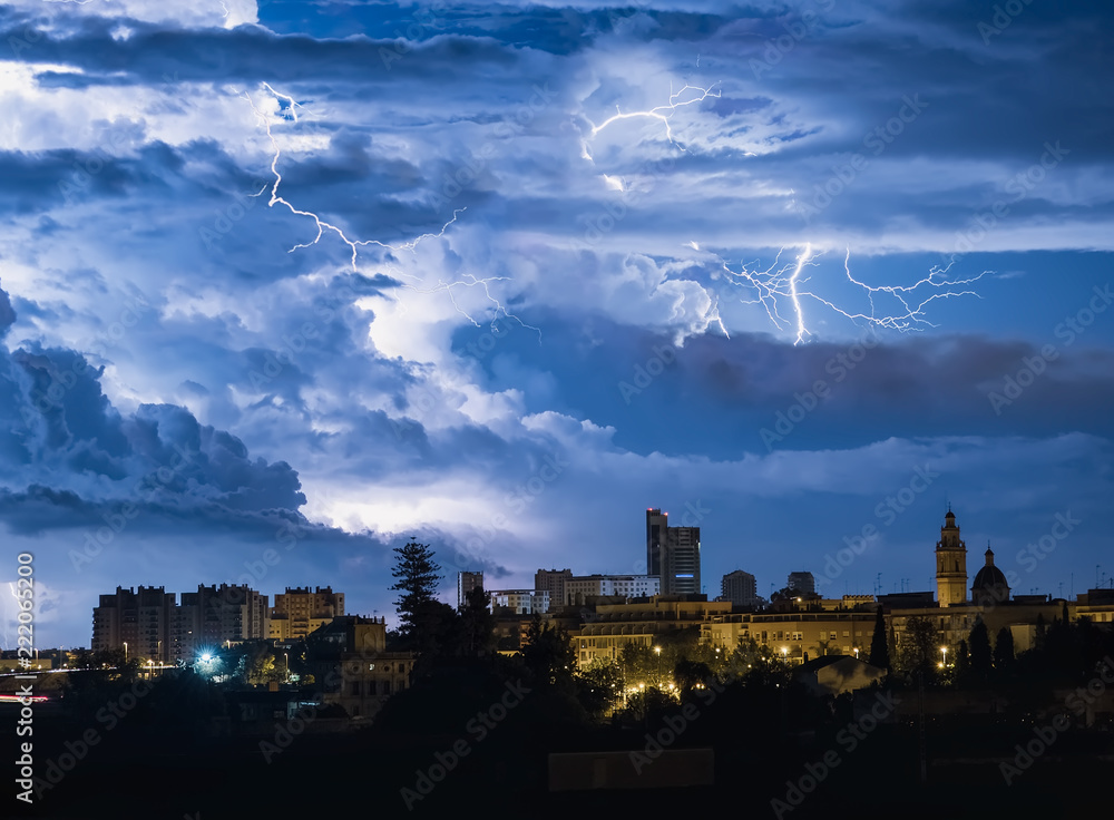 hermoso cielo nocturno durante una tormenta electrica con relampagos y ...