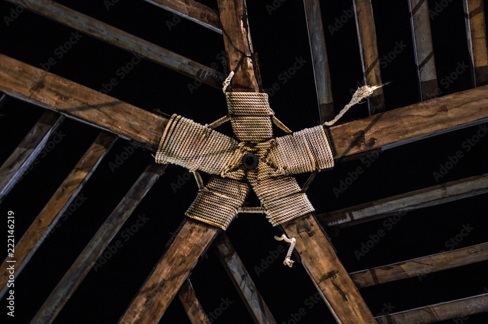 Techo de una cabaña con diseño simétrico de madera junto al mar caribe ...