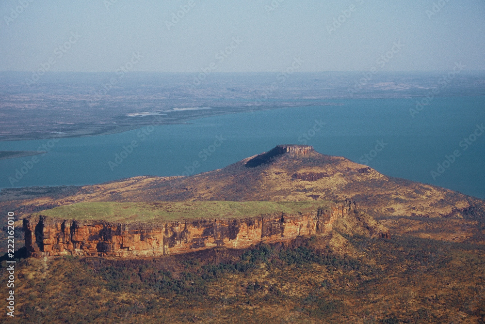 Veduta aerea della costa in un ambiente selvaggio ai confini del mondo - Mount Trafalgar e Mount ...