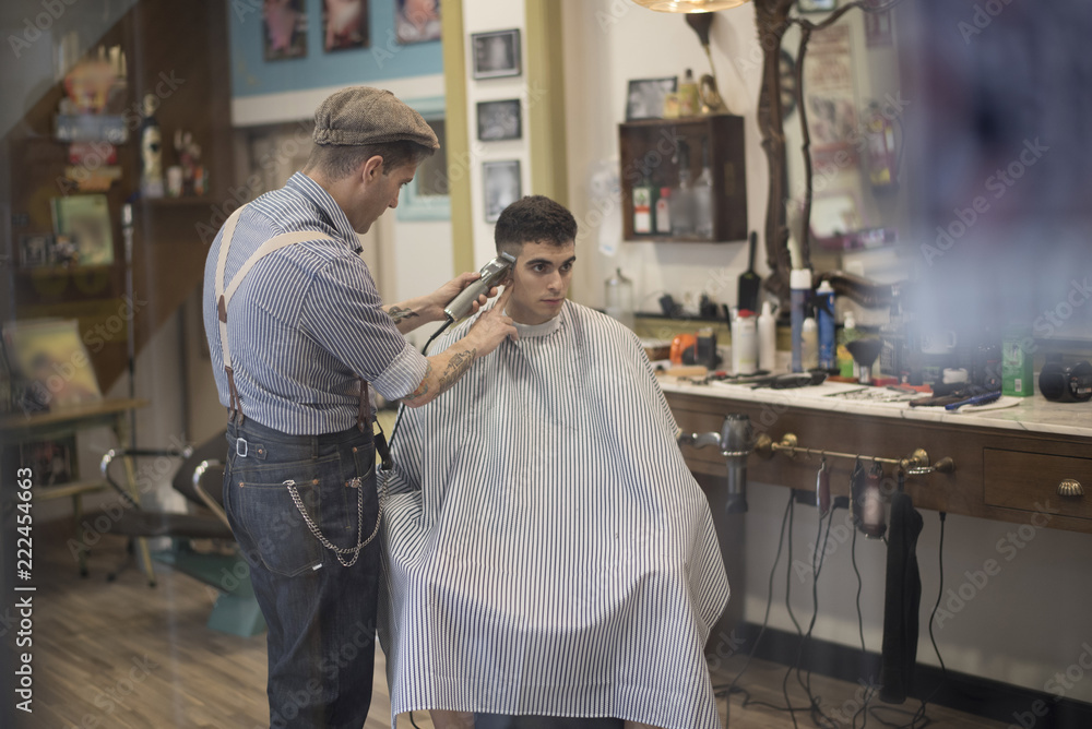 Fotografia do Stock: Barbero moderno con vestimenta vintage corta el ...