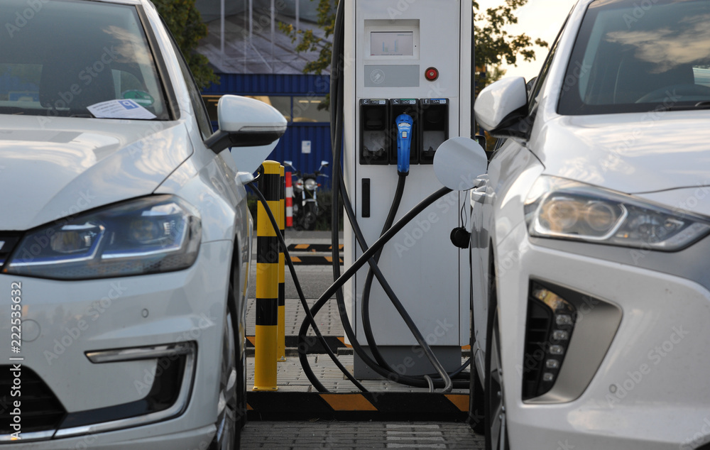 Elektroauto E-Auto beim Laden an Ladestation Tankstelle erneuerbare ...