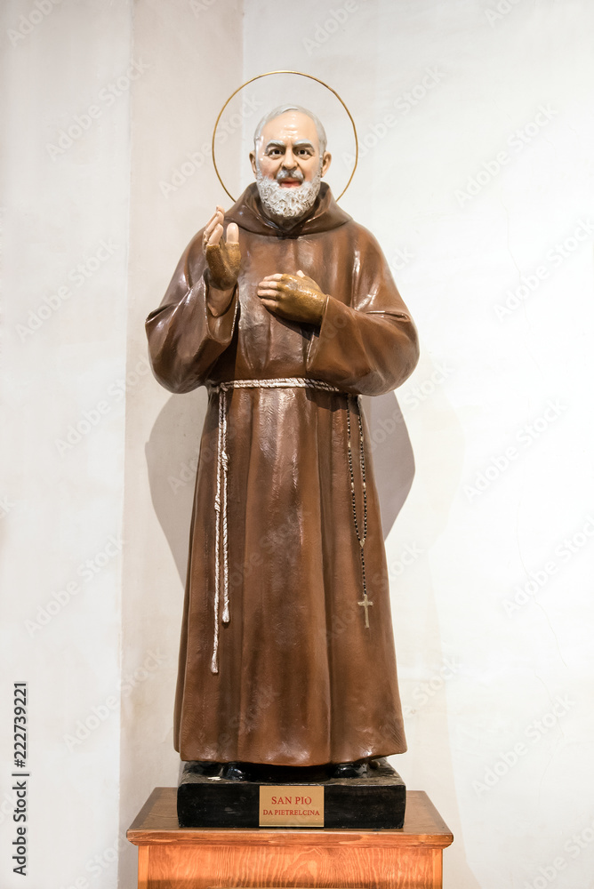 Statue of Padre Pio or Saint Pio of Pietrelcina foto de Stock | Adobe Stock