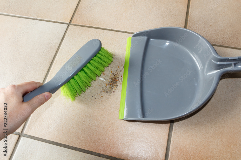 Ramasser de la poussière avec une balayette et une pelle Stock Photo ...
