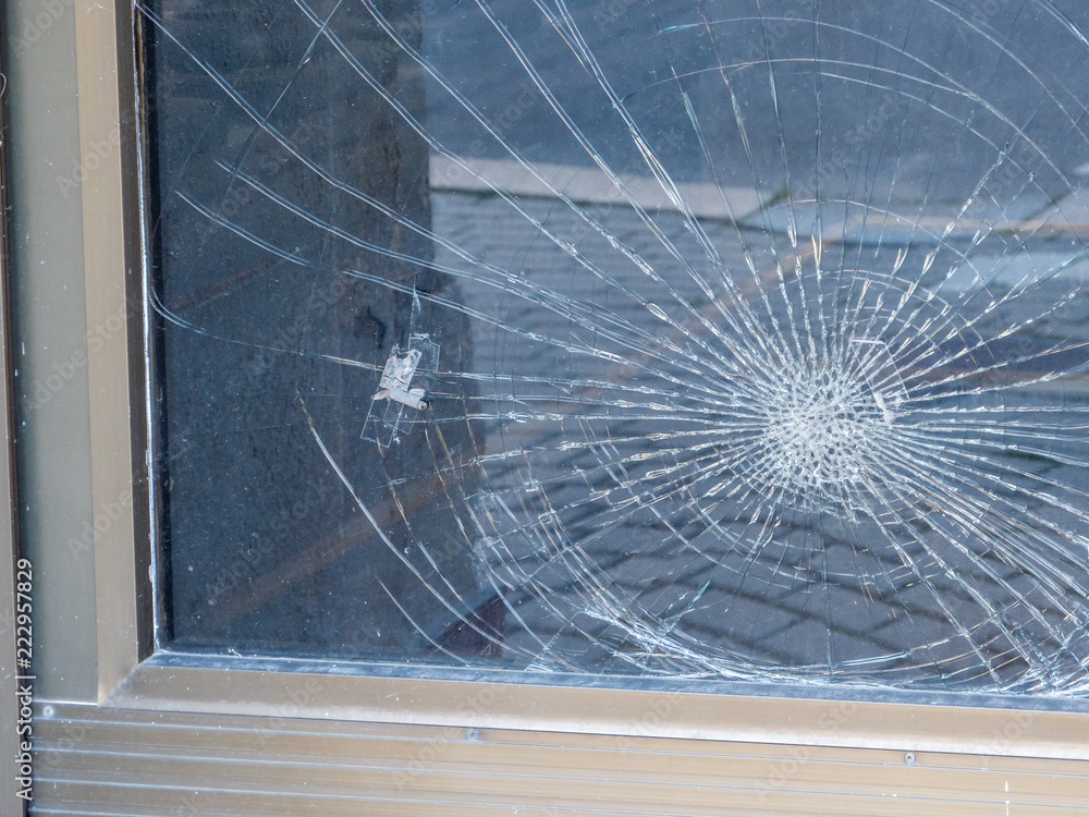 Kaputte Fensterscheibe bei einem Einbruch Stock-Foto | Adobe Stock