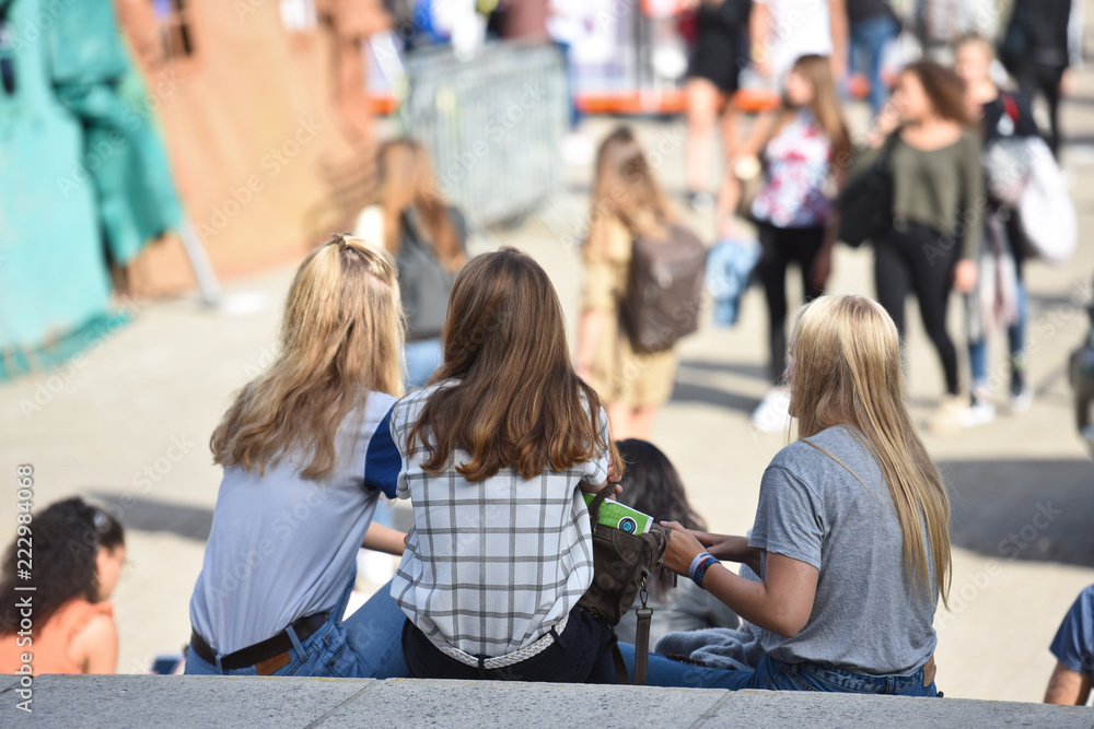 université etudiants jeunes adolescent Stock Photo | Adobe Stock