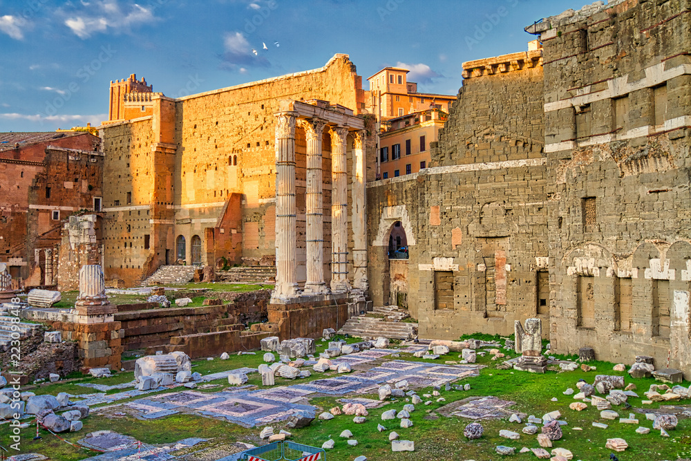 Crumbling walls, decaying columns are protected ruins in Rome, Italy 스톡 ...