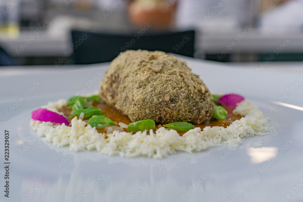 Filete bola de res con pepita con mole amarillo y puré de coco Stock ...