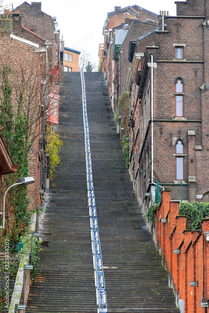 Foto de Beautiful cityscape of the 374-step long staircase Montagne de ...