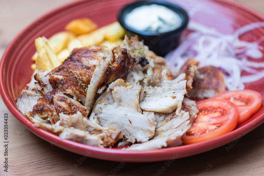 Griechisches Essen knusprige Döner Gyros Teller Portion mit Kartoffeln ...