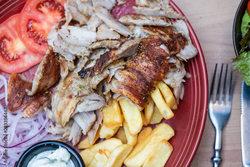 Griechisches Essen knusprige Döner Gyros Teller Portion mit Kartoffeln ...