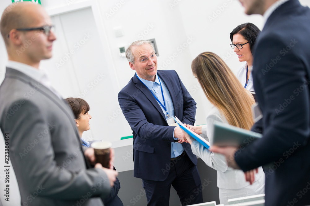Geschäftsleute begrüßen sich und schütteln Hände Stock Photo | Adobe Stock