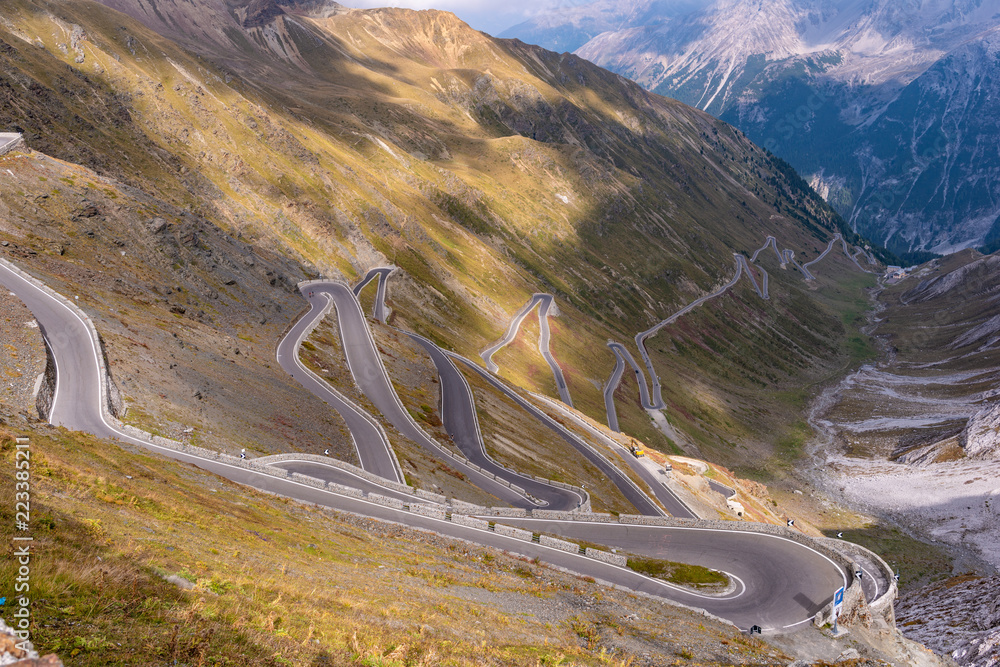 Strada piena di curve e tornanti ripidi e stretti sul versante della ...