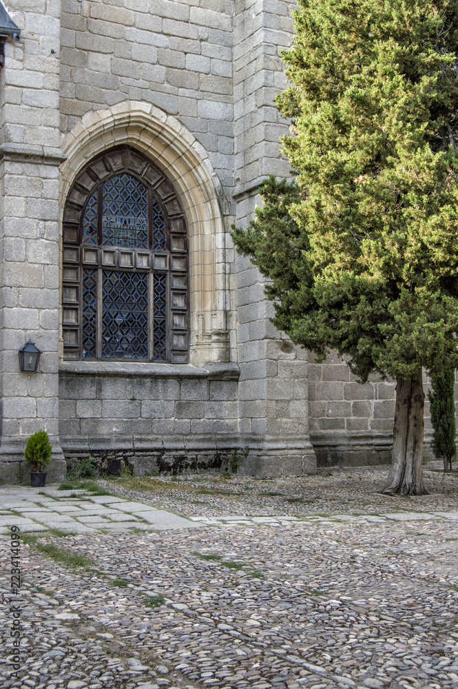 Muro de piedra con ventanal gótico en el monasterio de Santa Maria del ...